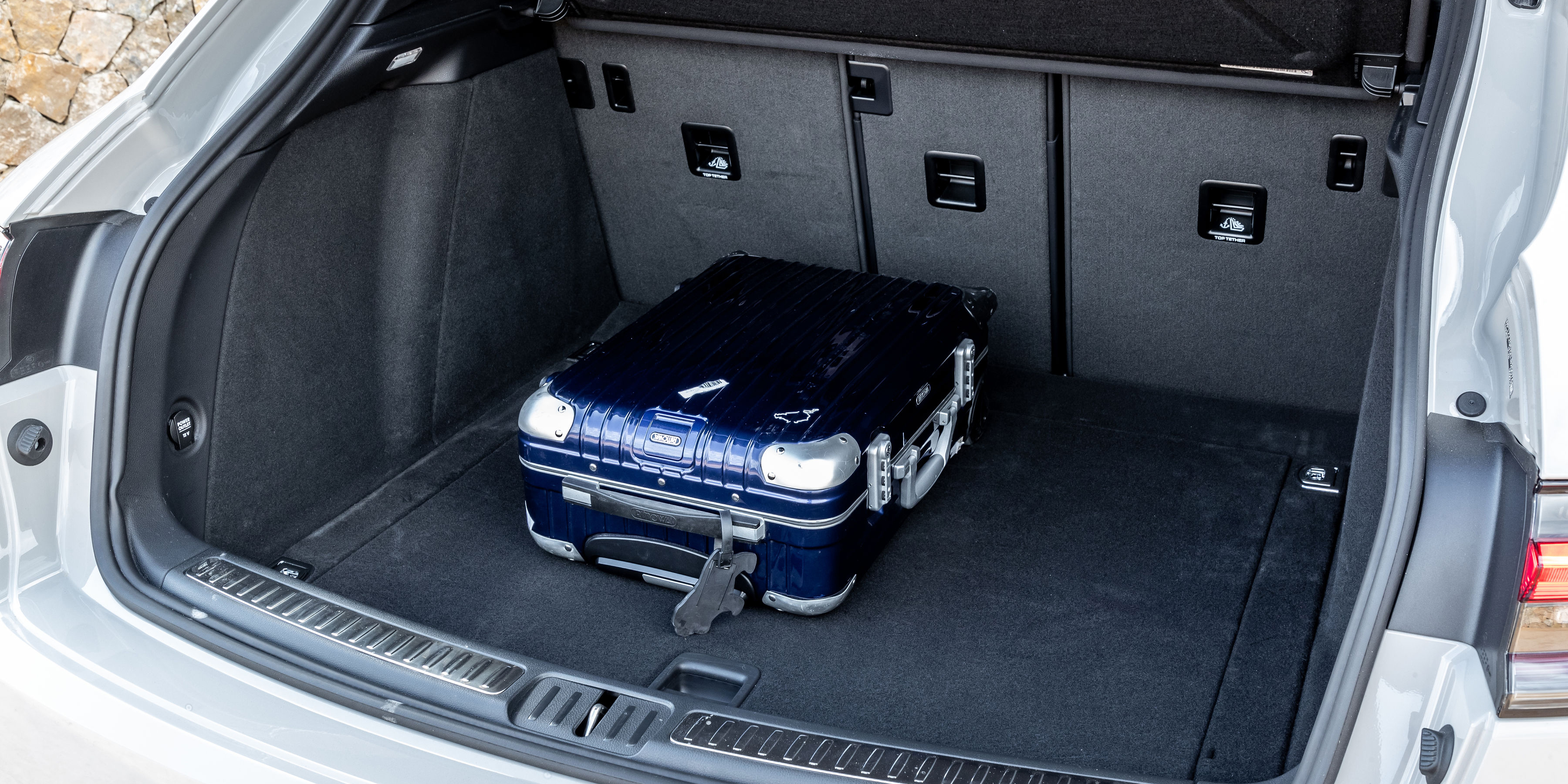 Porsche Macan Review 2022 | Drive, Specs & Pricing | carwow