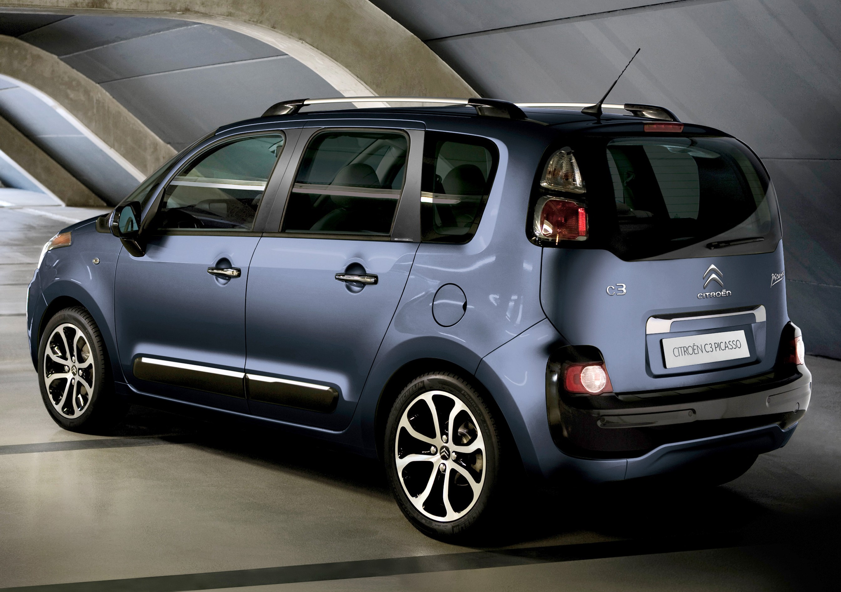 Citroen C3 Picasso interior and infotainment | carwow