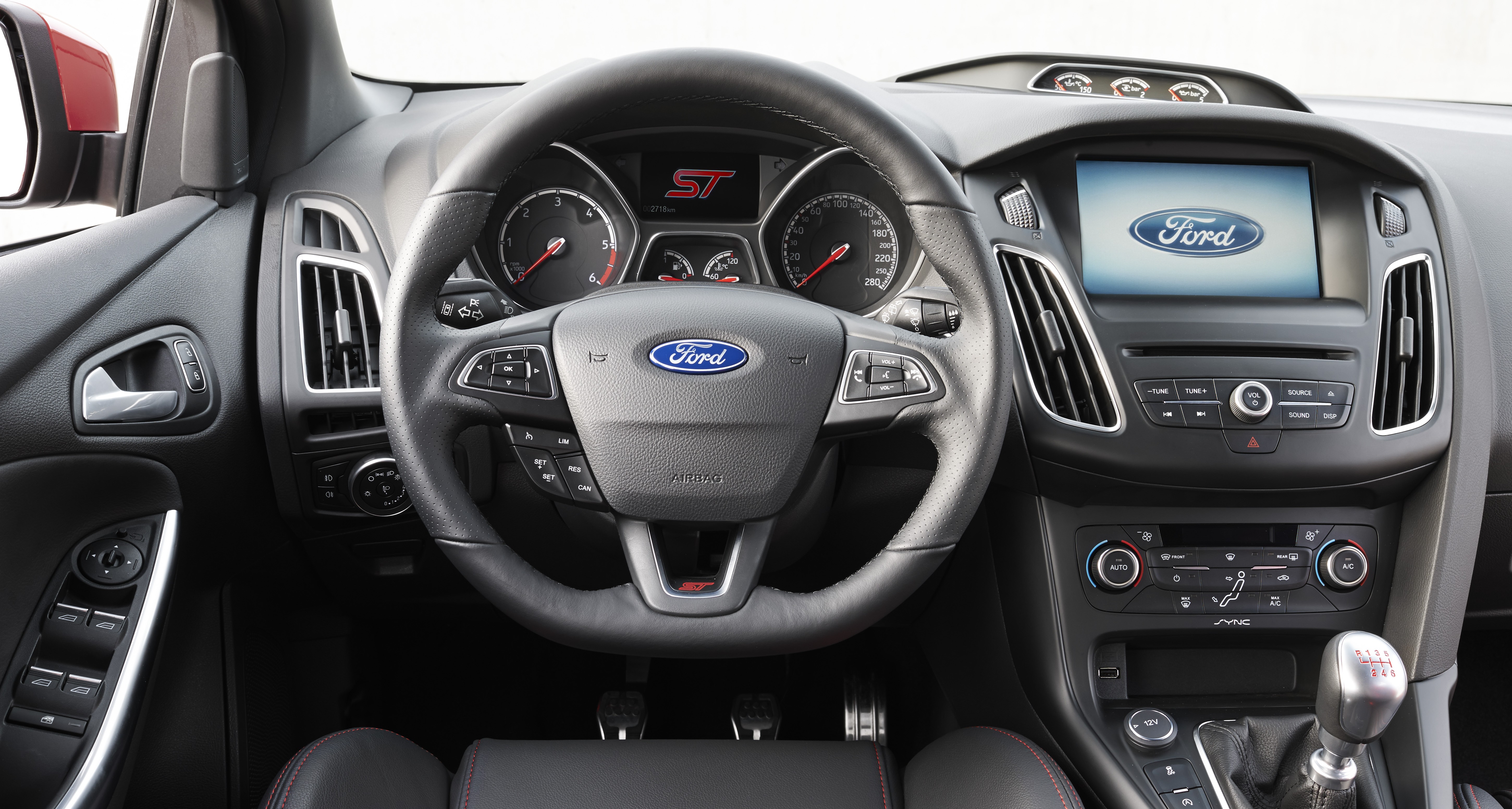 Ford Focus ST Estate Review | carwow