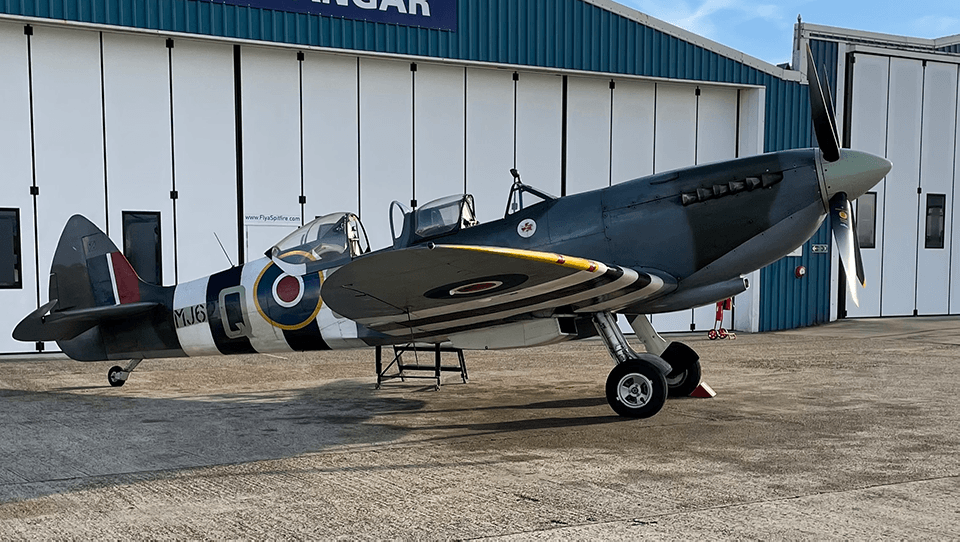 1944 Supermarine Spitfire review — 1,700hp V12 WW2 fighter flown! | Carwow
