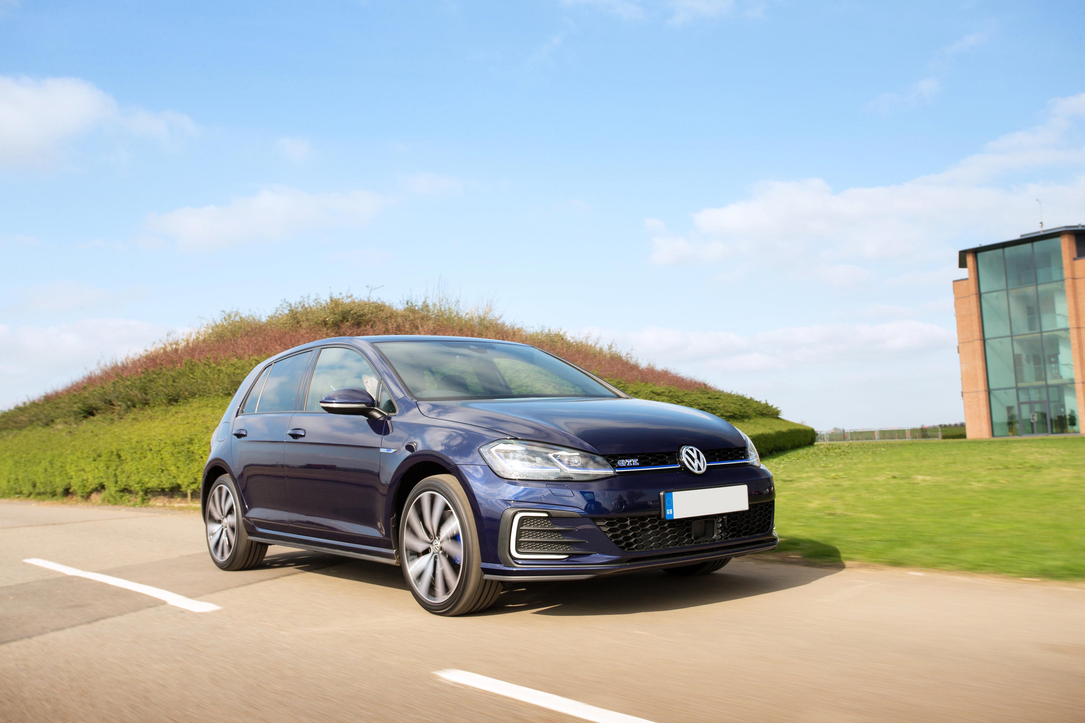 Volkswagen Golf GTE Review | carwow