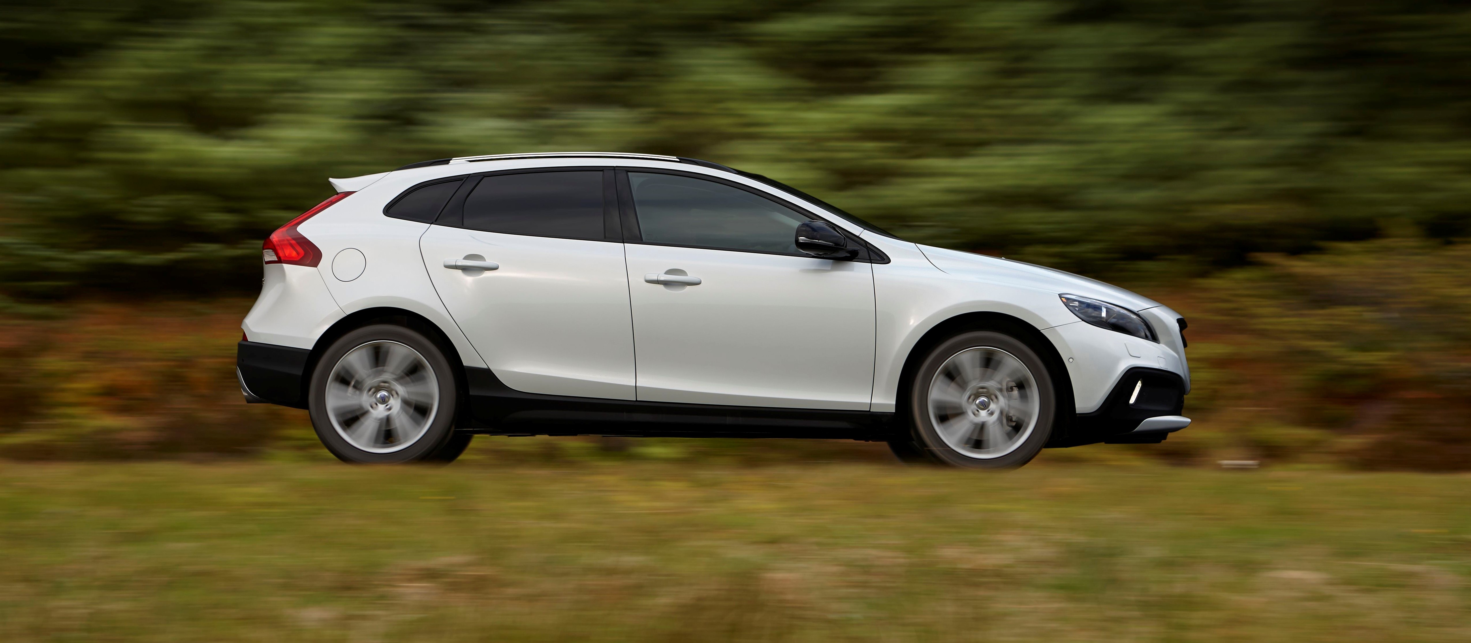 Volvo V40 Cross Country Review | carwow