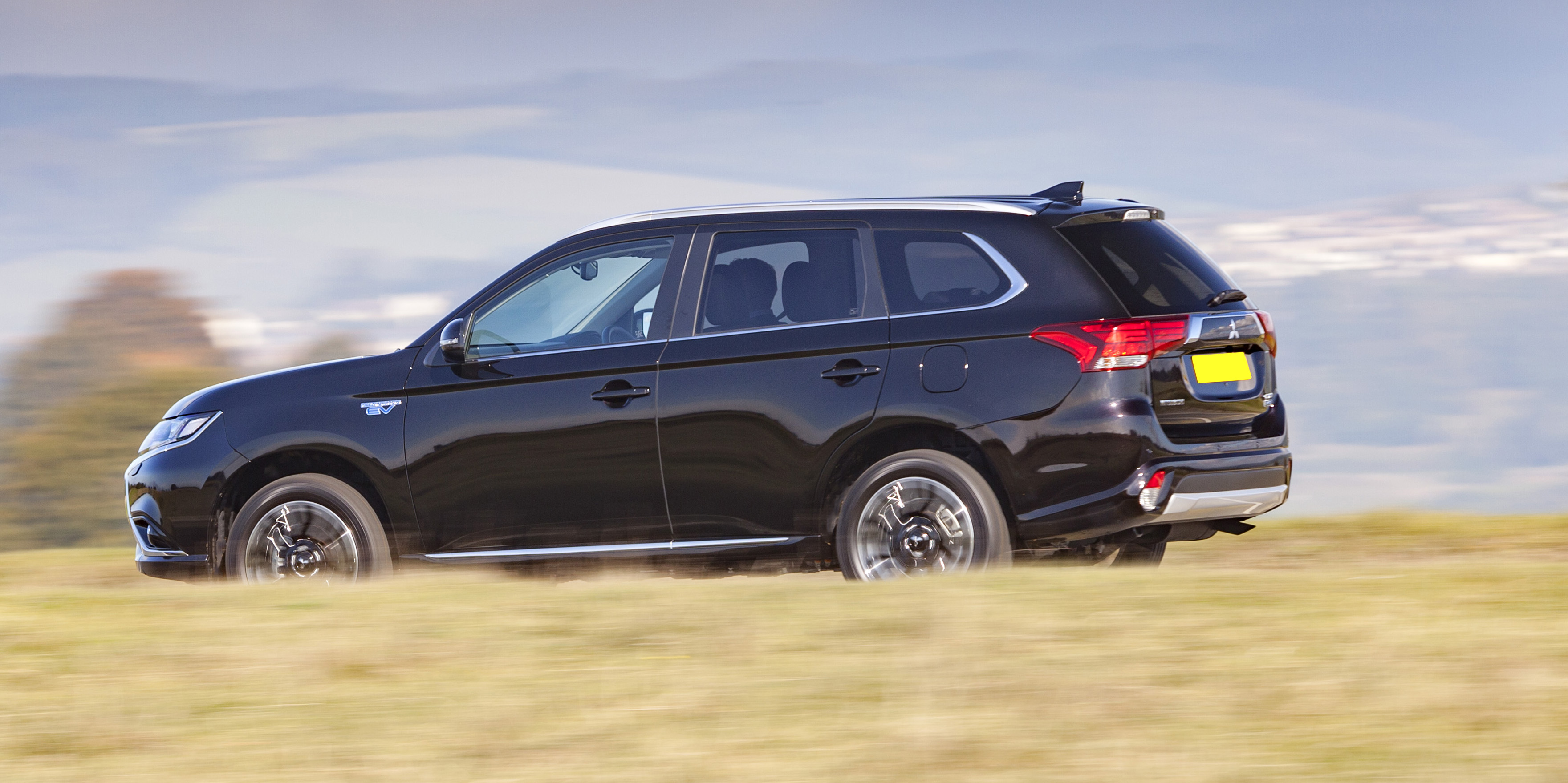 Mitsubishi Outlander PHEV interior and infotainment | carwow