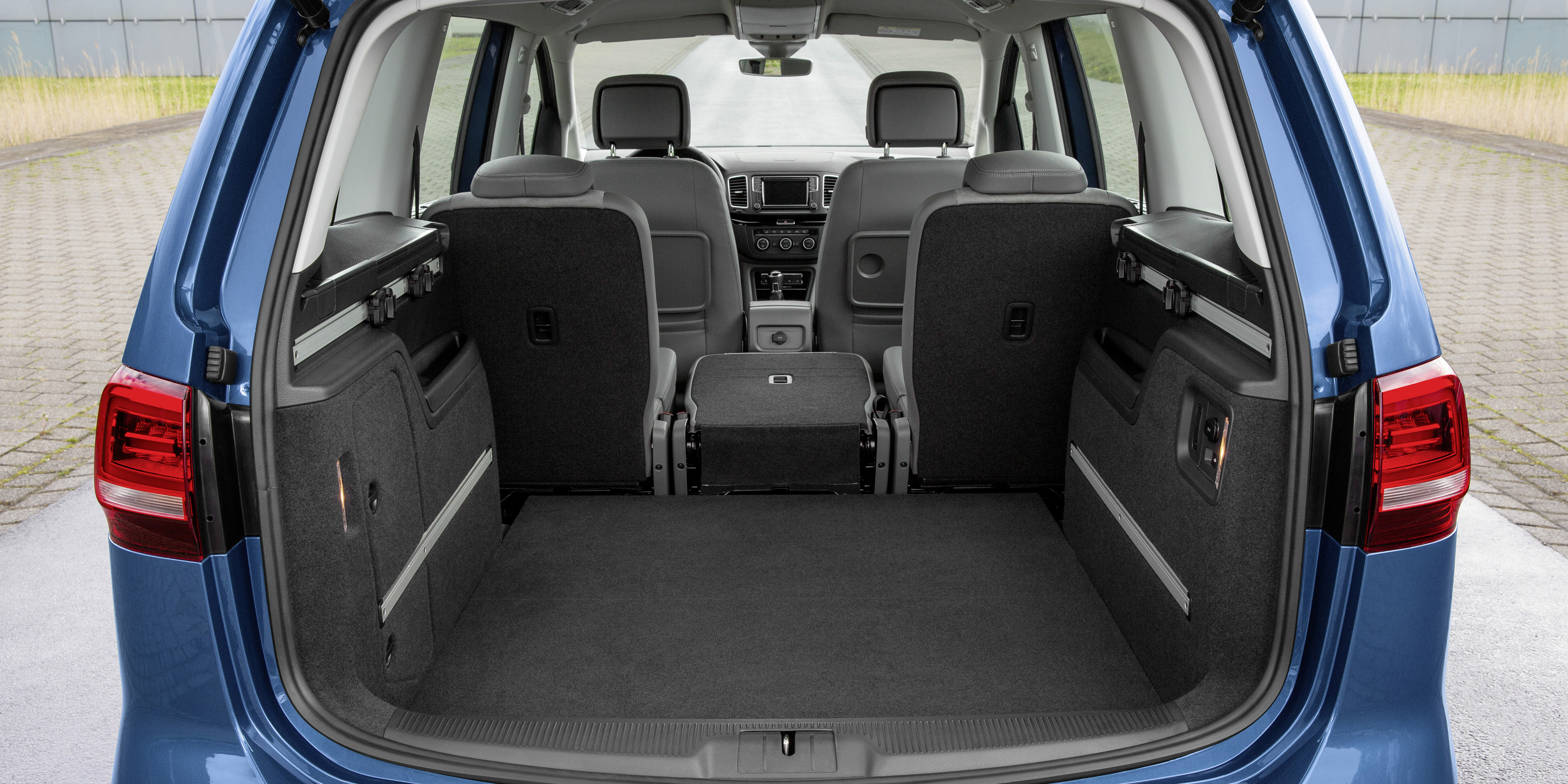 Volkswagen Sharan interior and infotainment | carwow